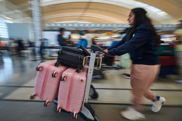 Canadian air passenger traffic to U.S. down for 9th consecutive month