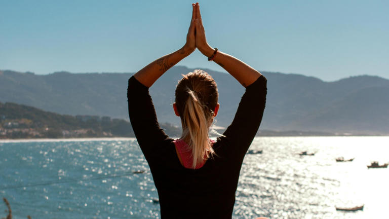 20 postures de yoga parfaites pour les seniors