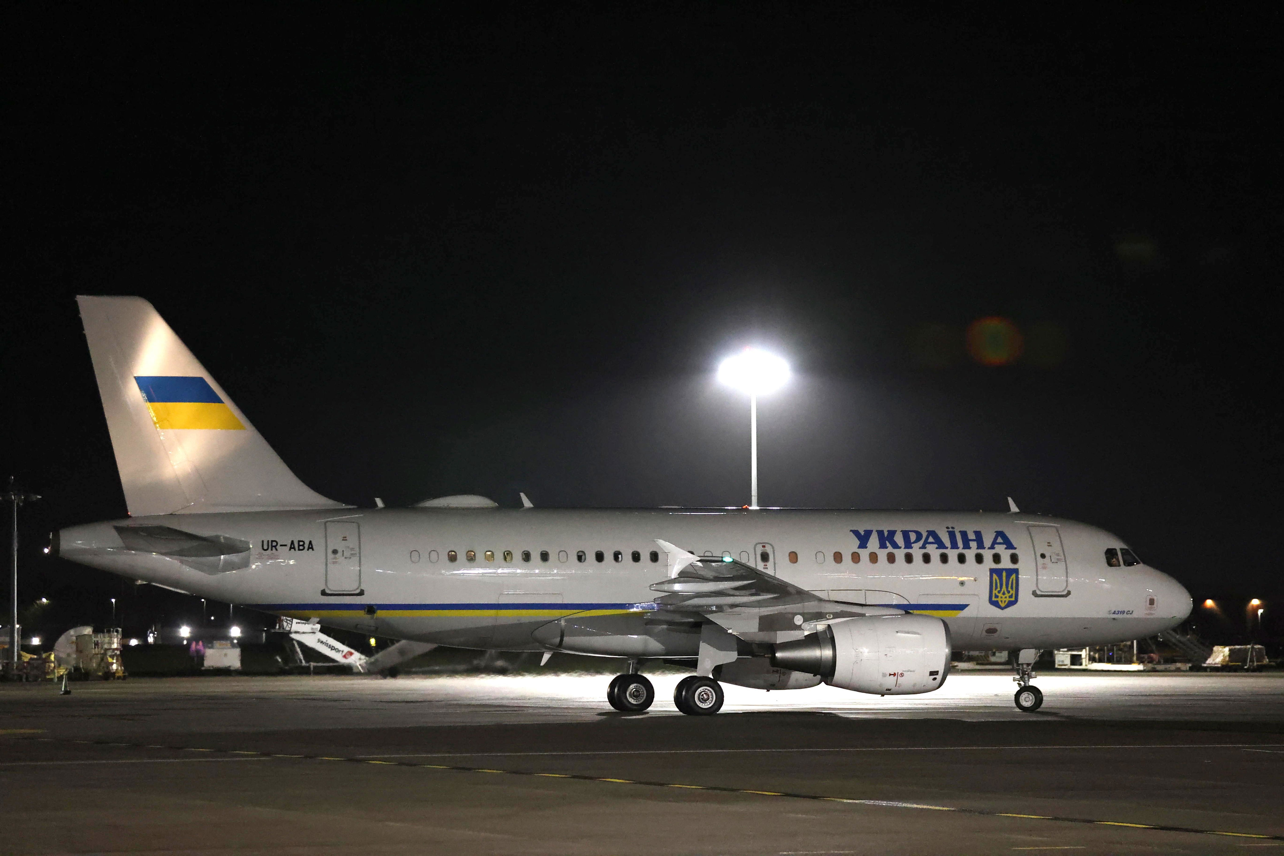 Volodymyr Zelensky greeted by Irish premier as he lands in Dublin