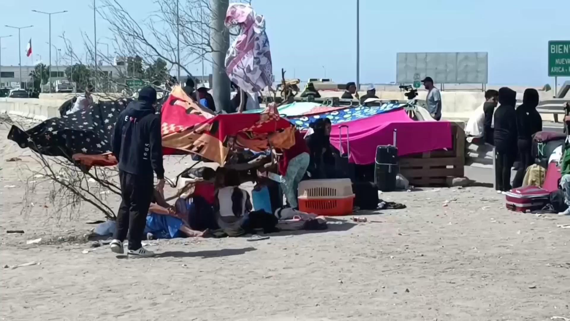 Migrants trying to get into Peru from Chile scuffle with police ...