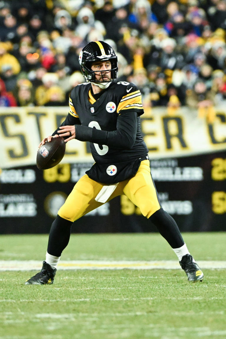 Aaron Rodgers calls out Steelers receivers after lopsided loss to Bills