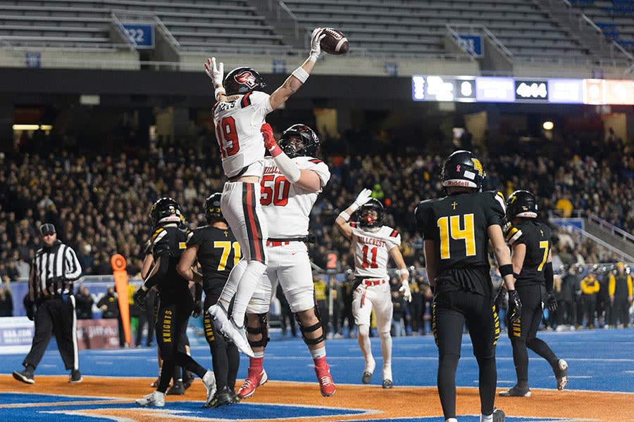 PHOTO OF THE WEEK: Champions rise and fall on Thanksgiving week