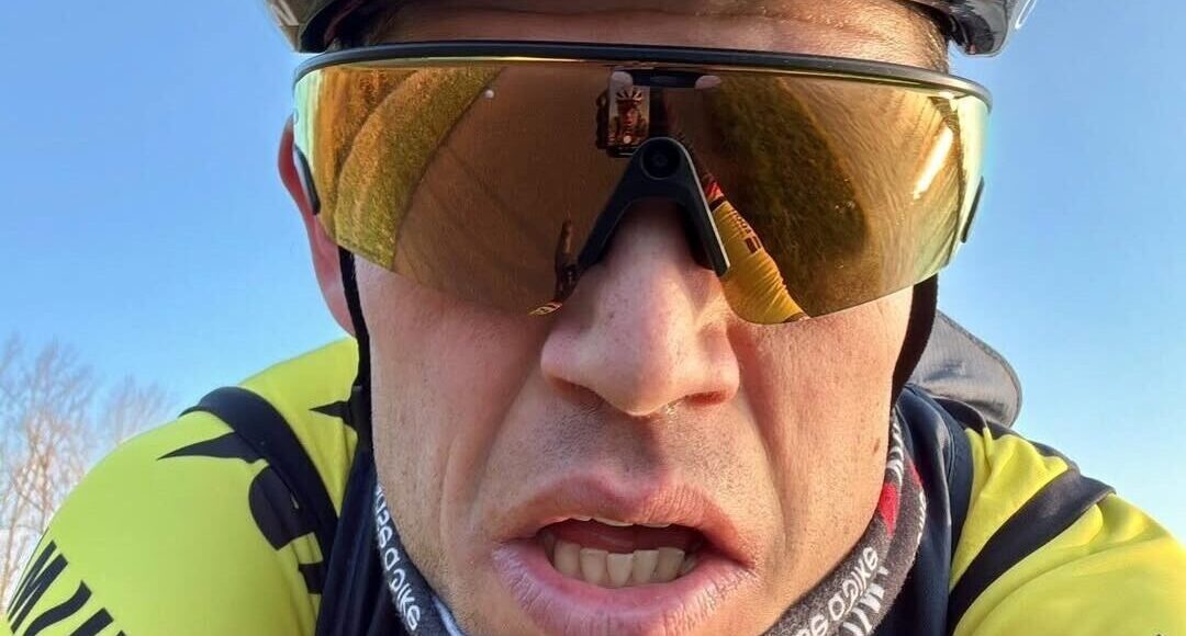 Met koffie, hogere wiskunde en een speciale bril: Wout van Aert werkt ...