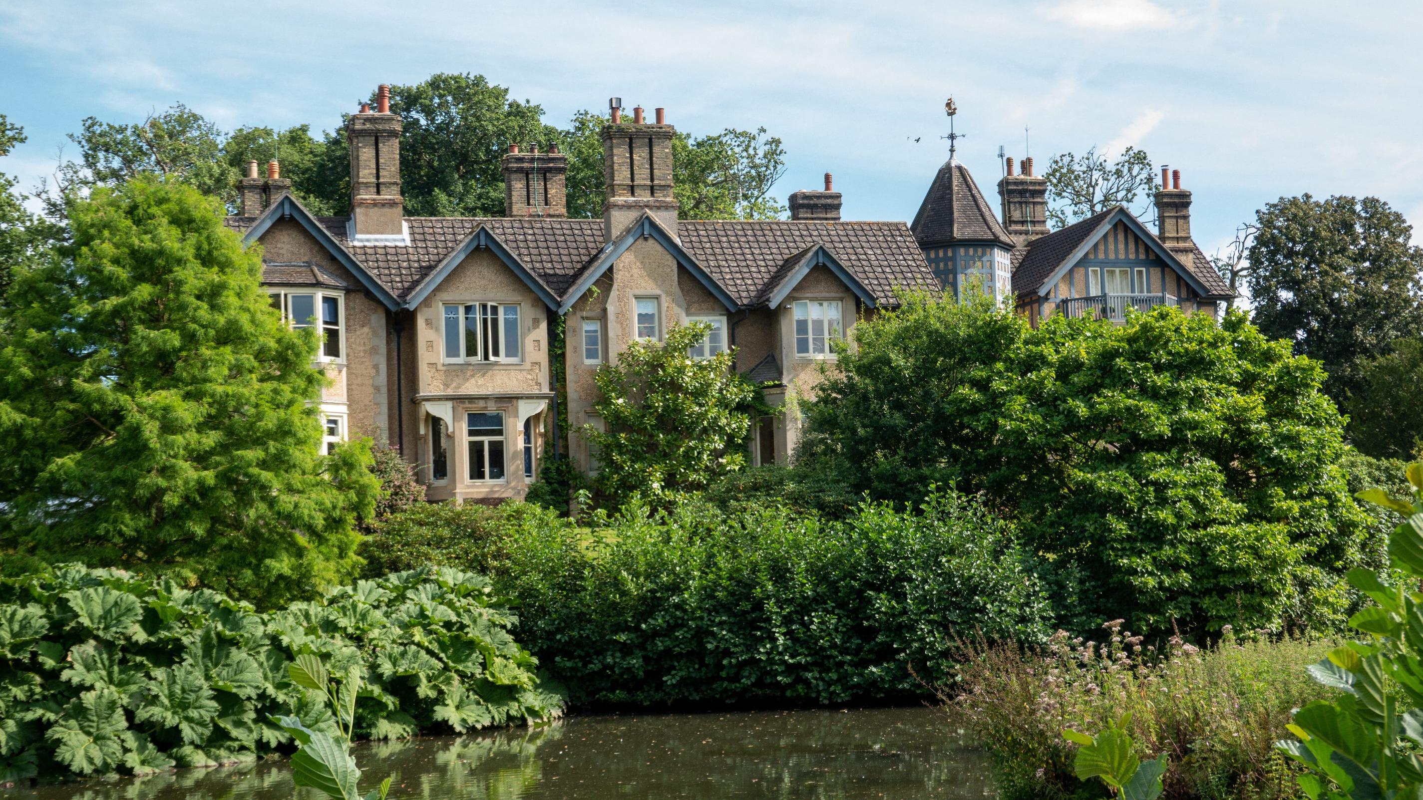 Le manoir hanté où l’ex-prince Andrew pourrait bien s’installer après ...