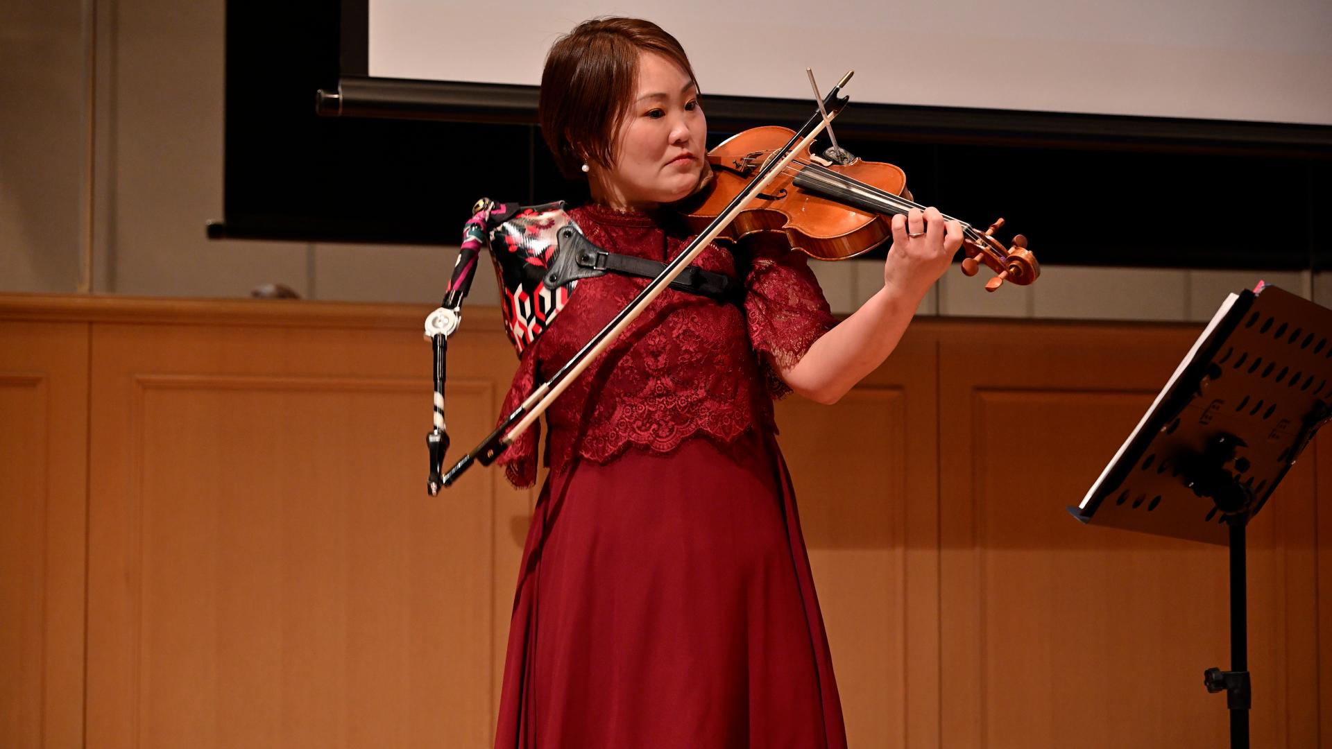 First violinist with a full prosthetic arm Manami Ito