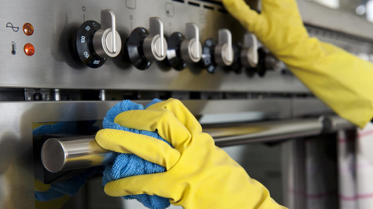 Clean A Stainless Steel Oven Door With A Trusty Solution