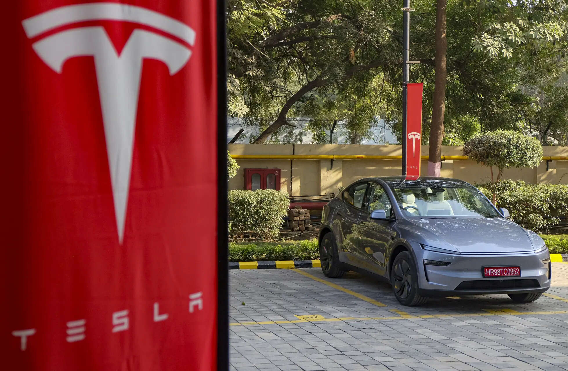 Tesla stock warning: Why Michael Burry says EV maker is "ridiculously ...