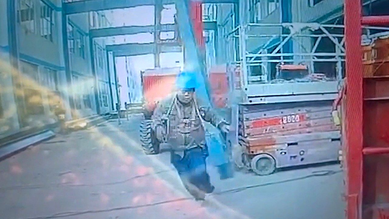 Metal pole plunges from crane in terrifying near-miss