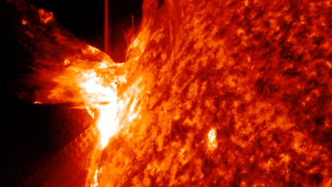 Sun unleashes powerful X-class solar flare, knocking out radio signals ...