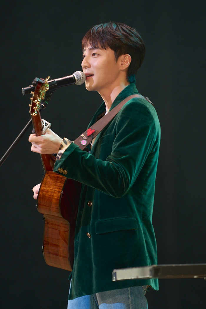 Roy Kim Sweeps Japan