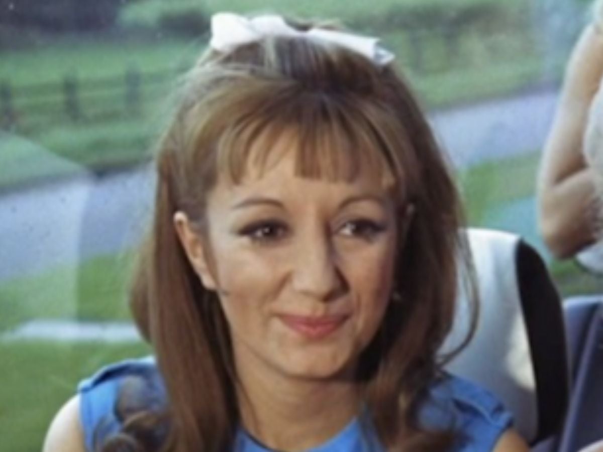 Muere la actriz británica Sandra Caron a los 89 años tras seis semanas ...