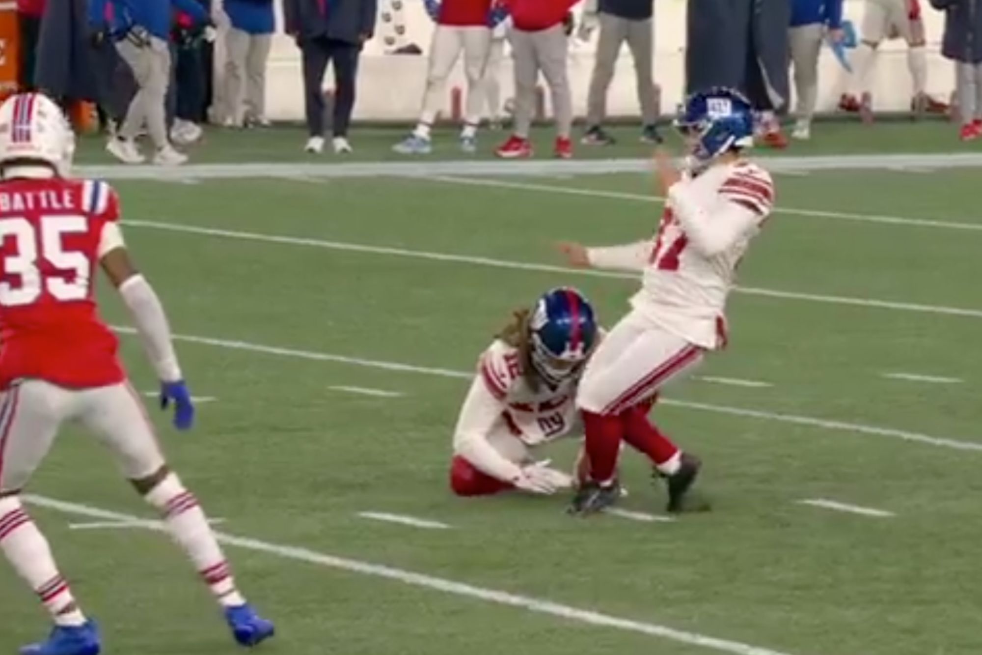 Giants kicker Younghoe Koo botches field goal attempt in extraordinary fashion