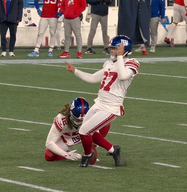 Fans brutally mock Giants kicker after shocking botched field goal attempt