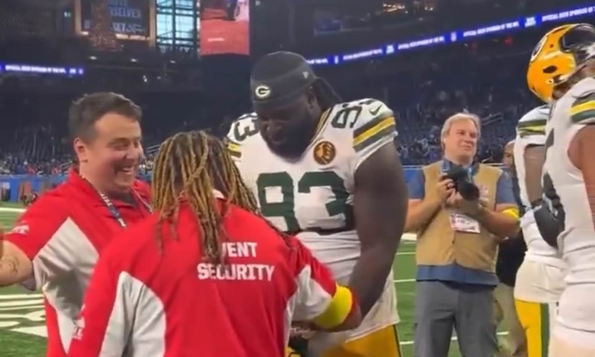 Packers rookie wins over fans by sharing turkey with security guards ...