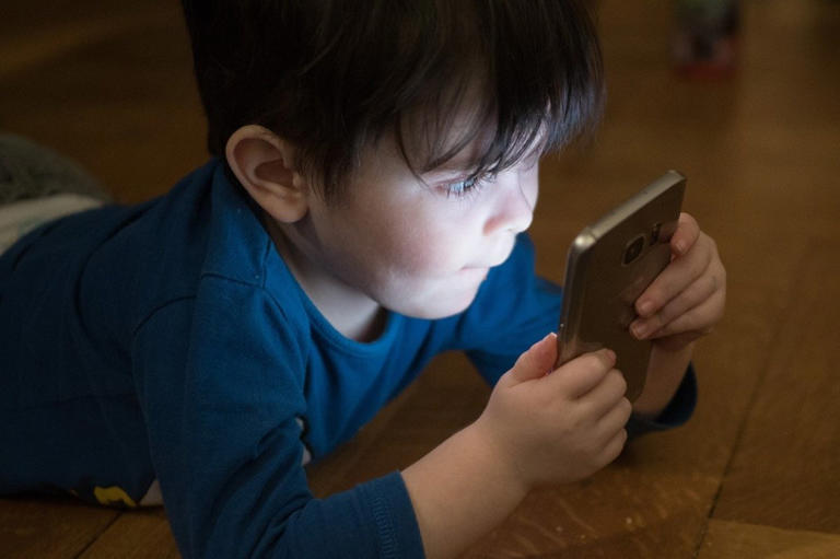 Preteen smartphone use linked to depression, obesity, lack of sleep