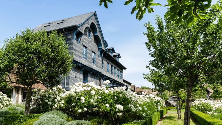 À Honfleur, cet hôtel ouvert en 1825 est le berceau de l ...