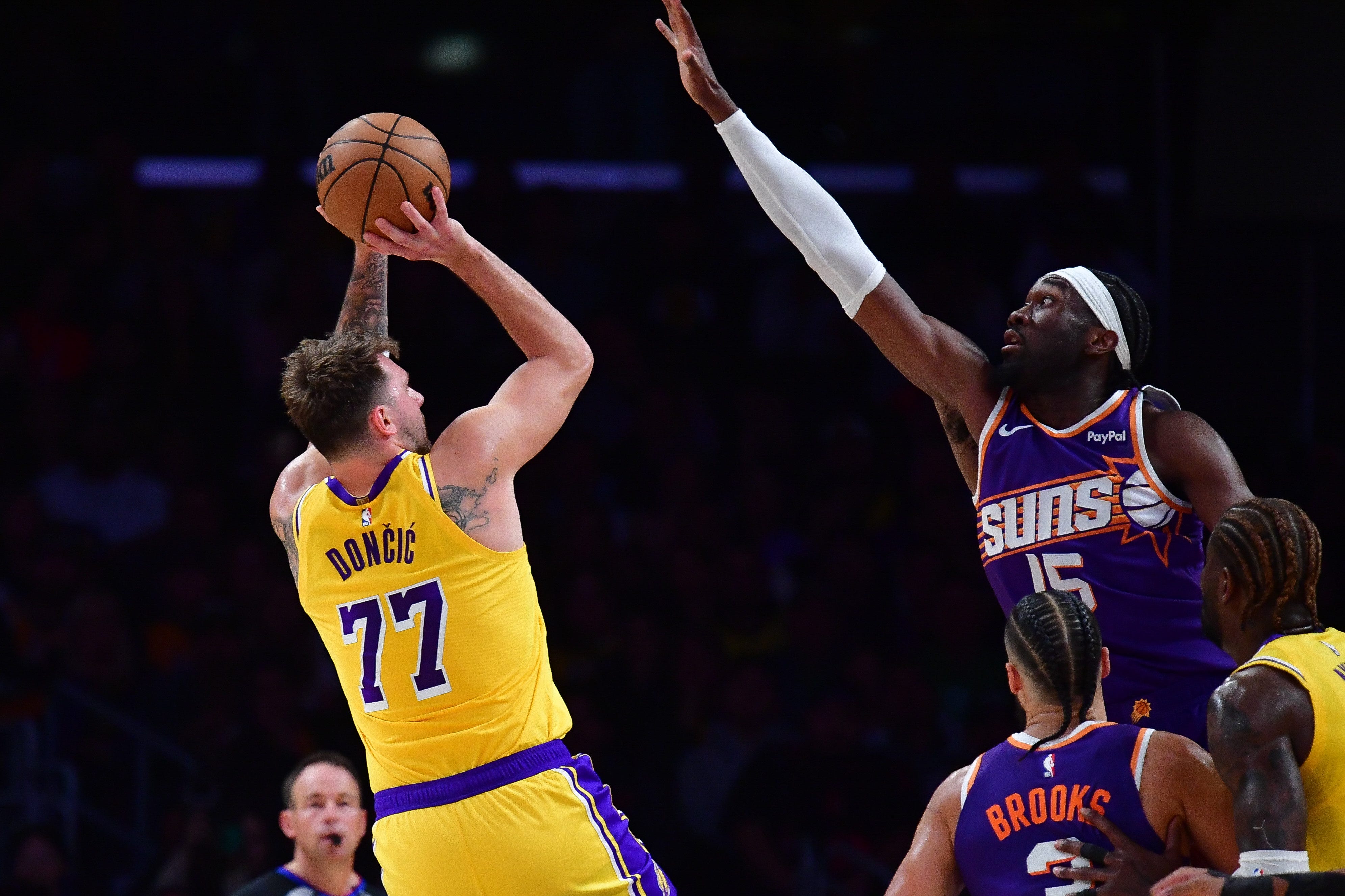 Suns lose Booker to injury, stun Lakers to snap LA's 7-game win streak