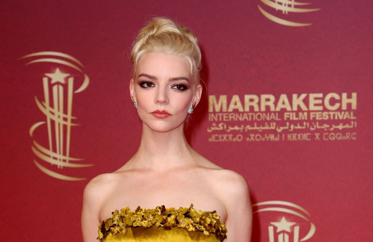 À Marrakech, Anya Taylor-Joy réhabilite le chignon de gala