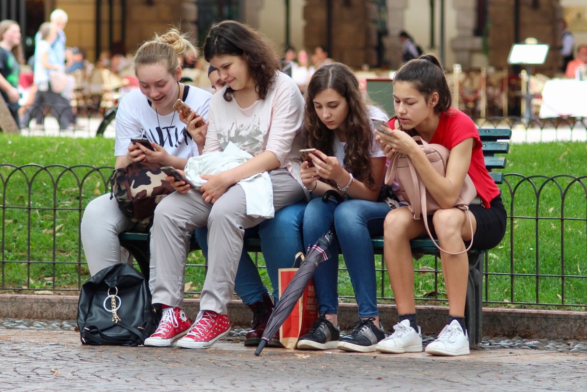 Preteen smartphone use linked to depression, obesity, lack of sleep