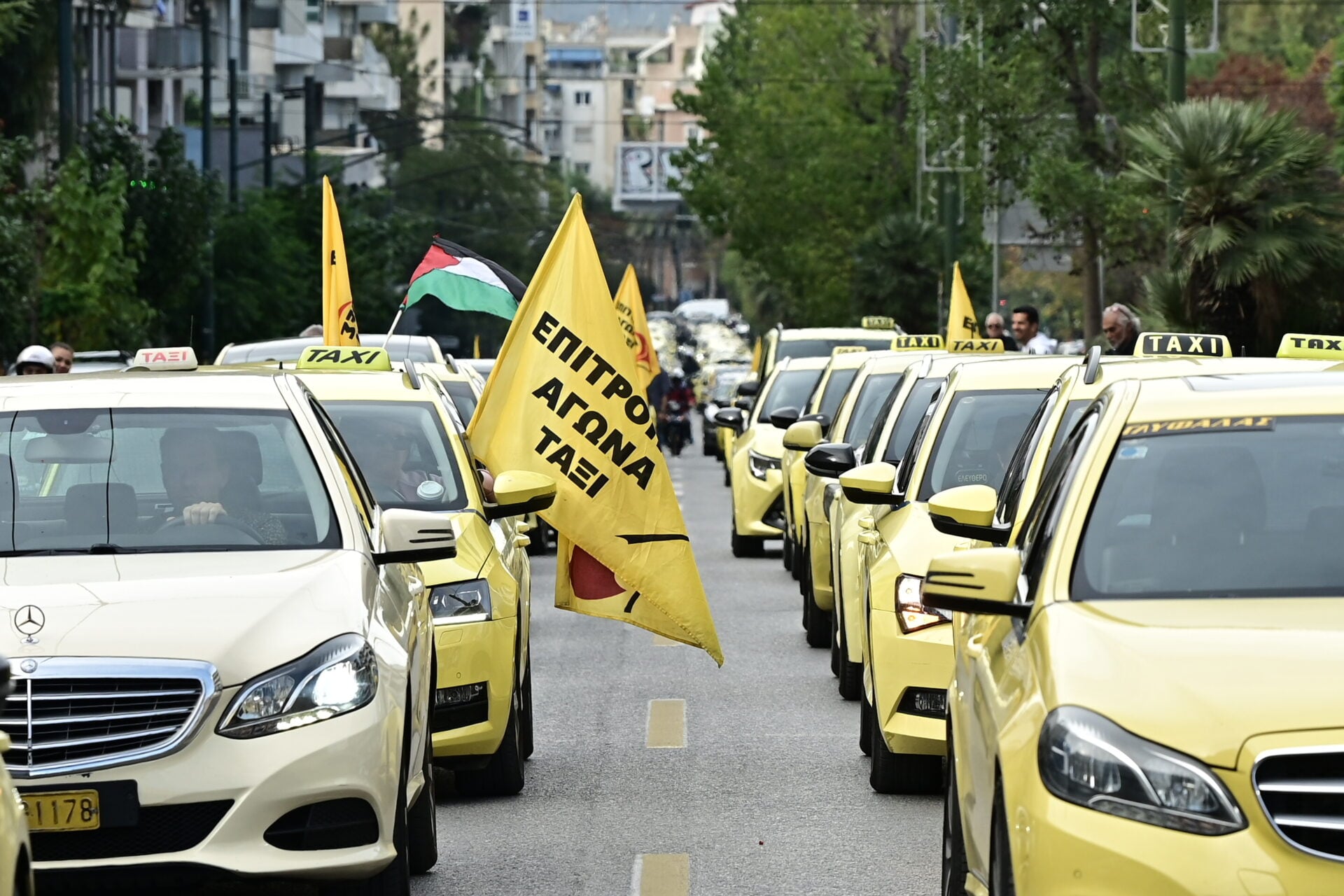 Έκτακτη μοτοπορεία των ταξί προς τη Βουλή -Αυξημένη κίνηση στους ...