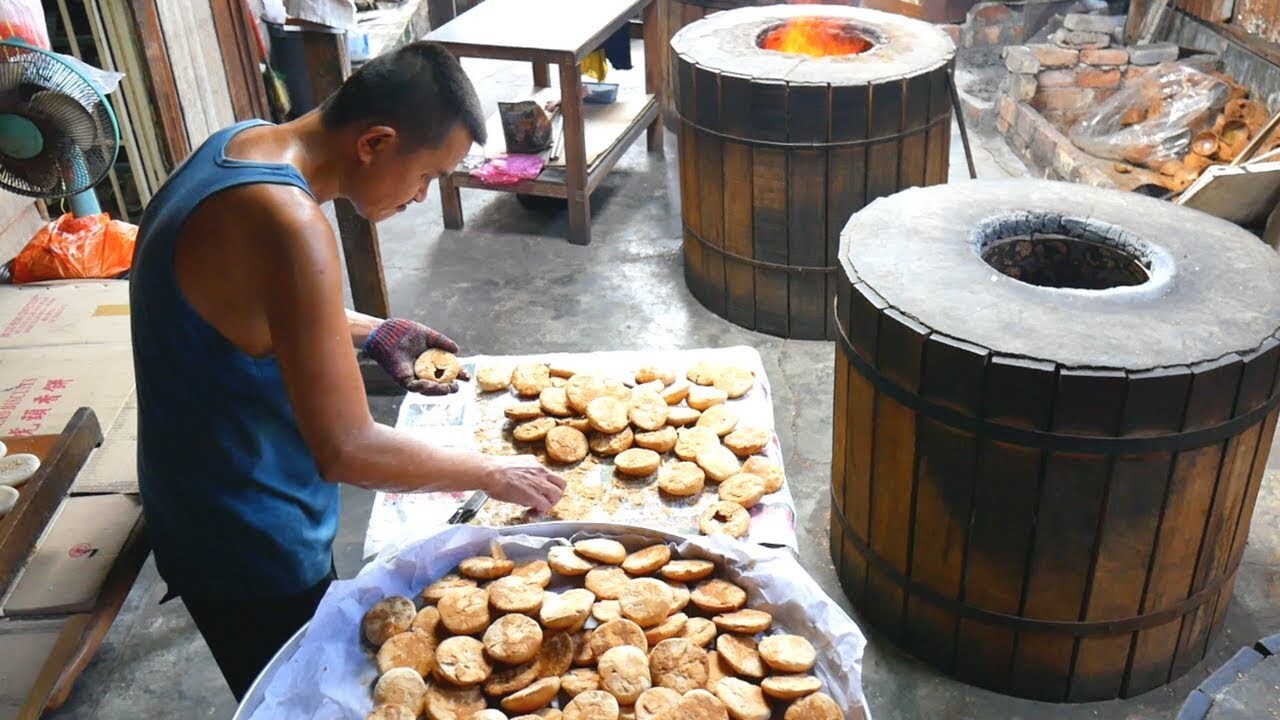 MASSIVE MALAYSIAN STREET FOOD TOUR in IPOH, PERAK - Nasi Ganja, Curry ...