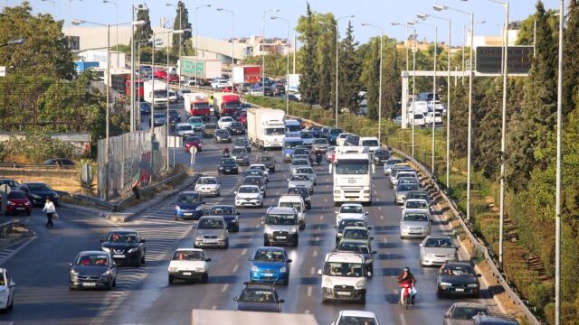 Τροχαίο στον Ασπρόπυργο: Σύγκρουση αυτοκινήτου με φορτηγό - Δυσχέρεια ...