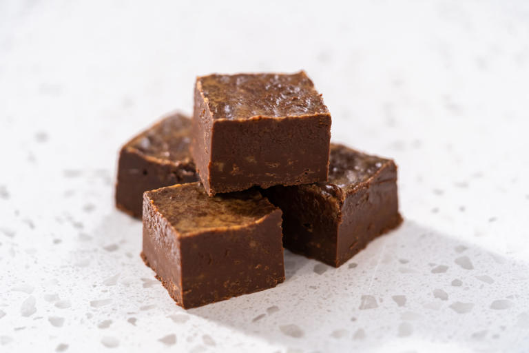 Deze gezonde chocolade fudge is romig, eiwitrijk en klaar in maar tien ...