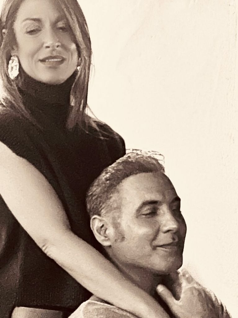 El romántico posado con el que Pitingo presenta oficialmente a su nueva pareja, Laura Escudero ...