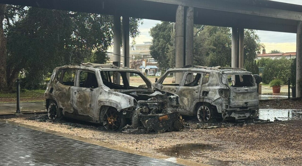 Distrutte da un incendio due Jeep della polizia locale