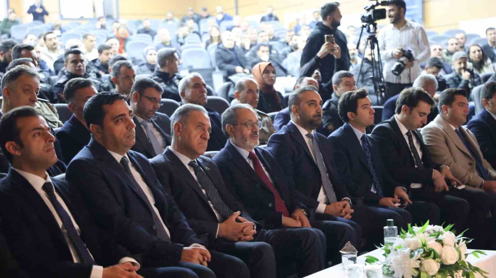 Vali Usta: "Deprem değil, bina öldürür"