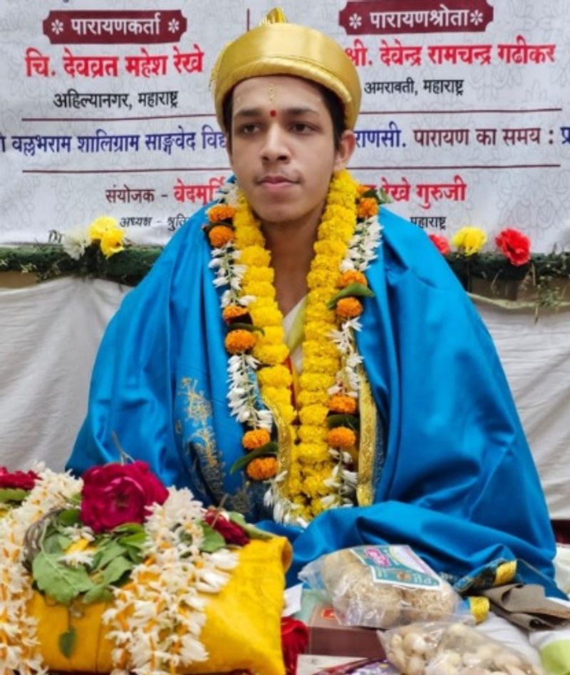 2 000 Mantras In 50 Days Pm Modi Hails 19 Year Old Vedamurti Devavrat