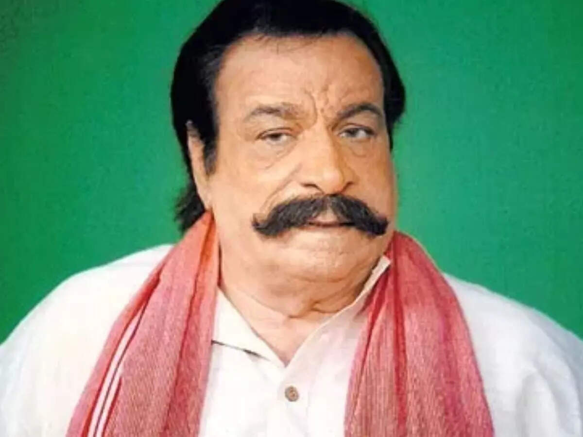 Professor-turned popular Bollywood actor's family was from Afghanistan ...
