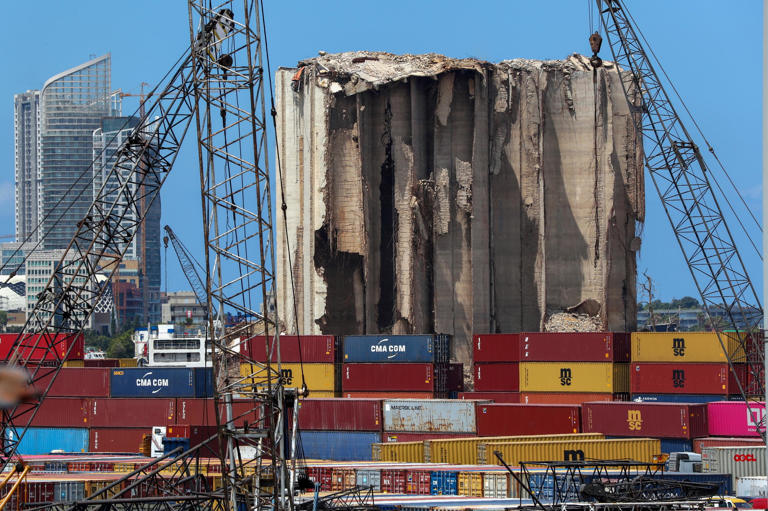 Il Papa prega al porto di Beirut, nel 2020 l'esplosione