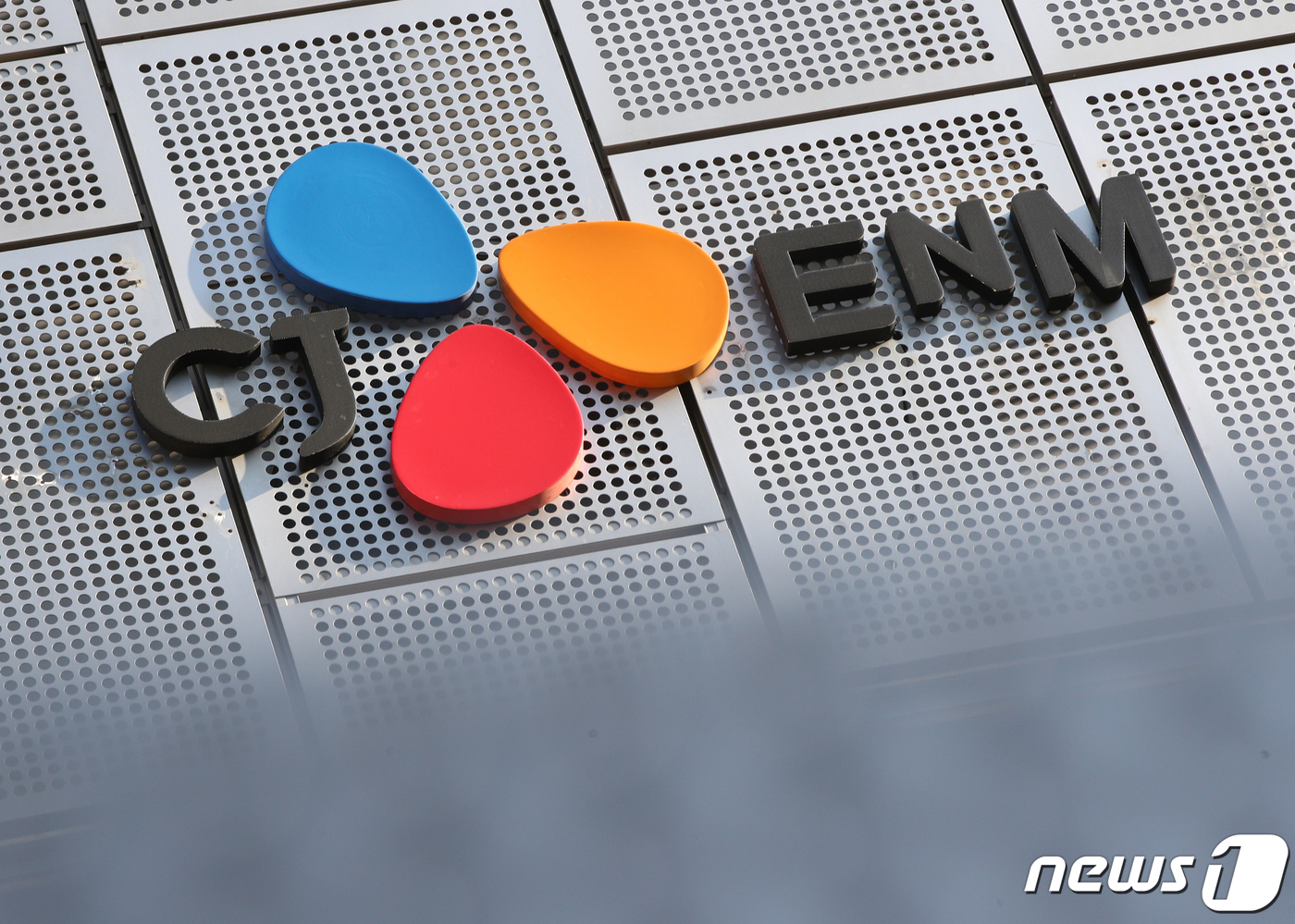 CJ ENM, LG헬로비전에 '블랙아웃' 예고…"일방적 사용료 감액"