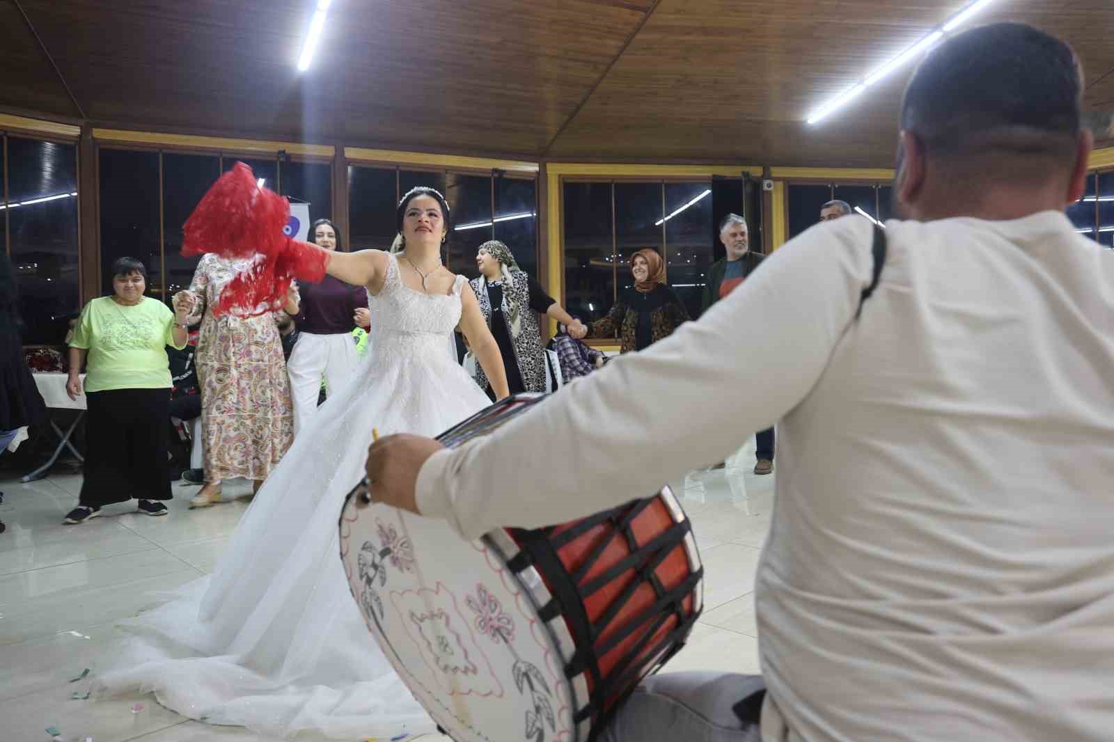 Down sendromlu Ezgi’nin düğün hayali gerçek oldu, mutluluğuna ortak ...