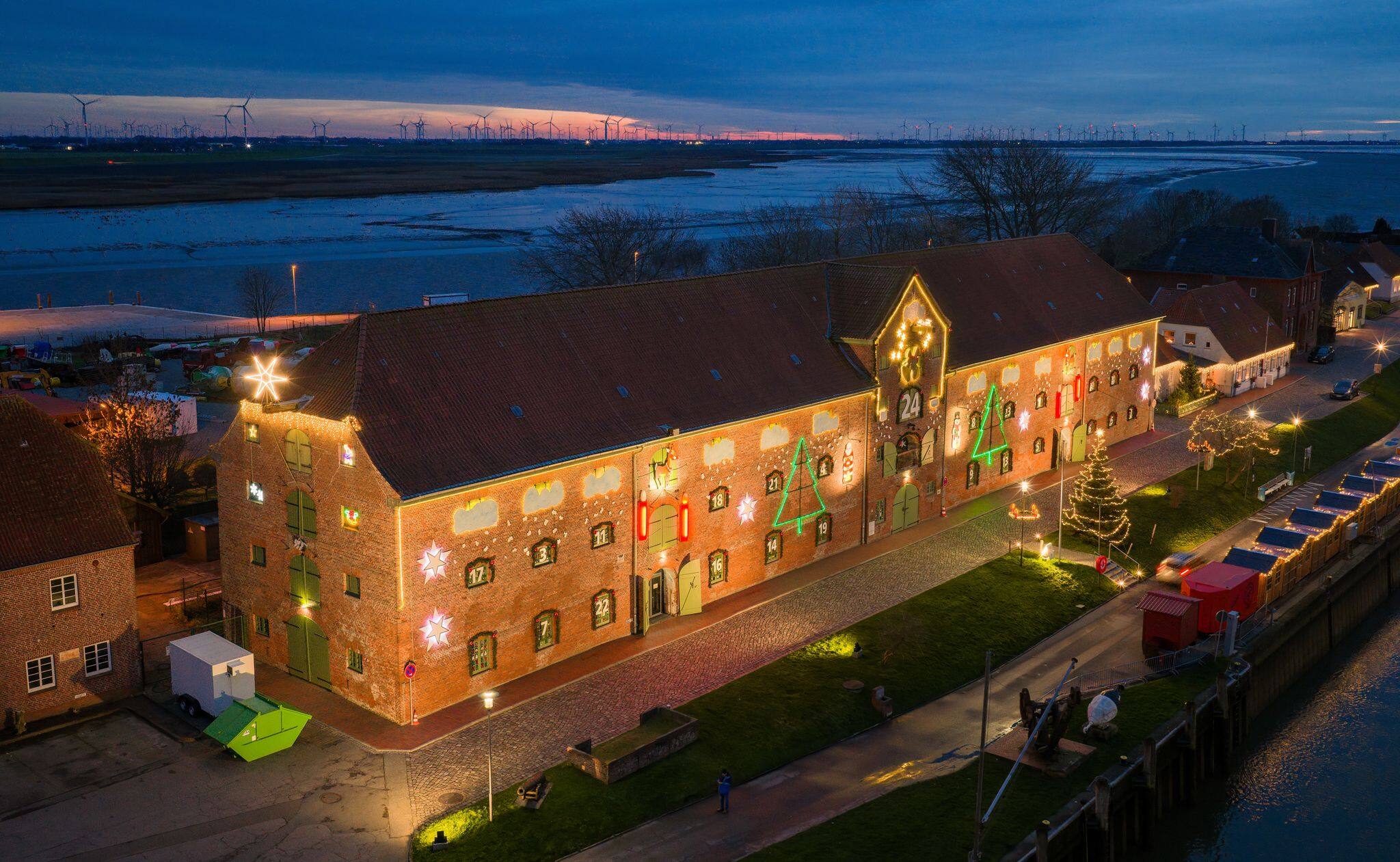 Packhaus in Tönning erstrahlt als Riesen-Adventskalender