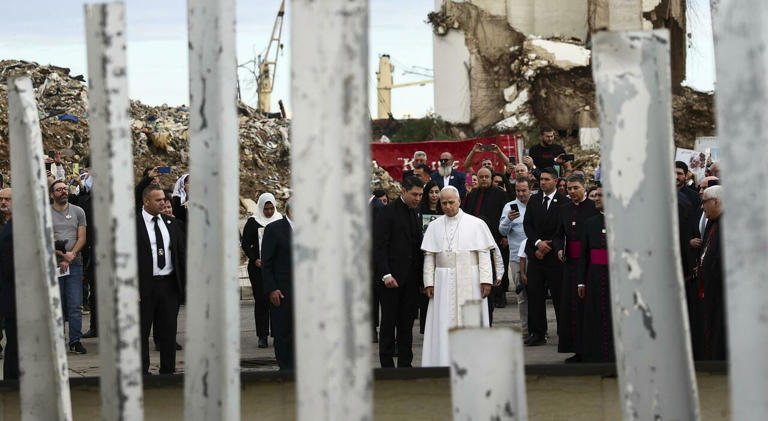 Papa Leone prega al ground zero di Beirut, dove la gente da 5 anni ...