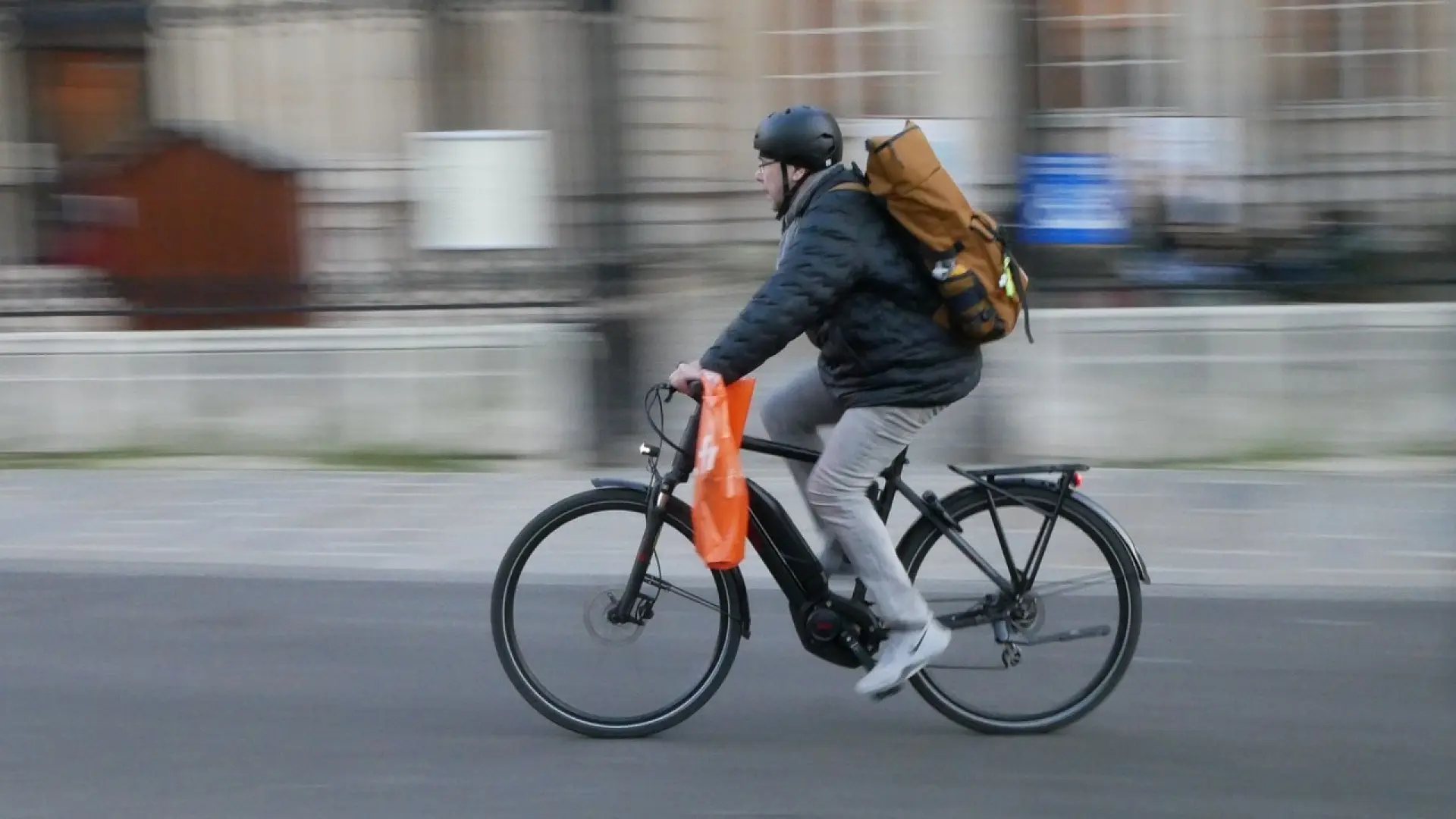 El BOE lo confirma: adiós a los arcenes y a los ciclistas circulando por él