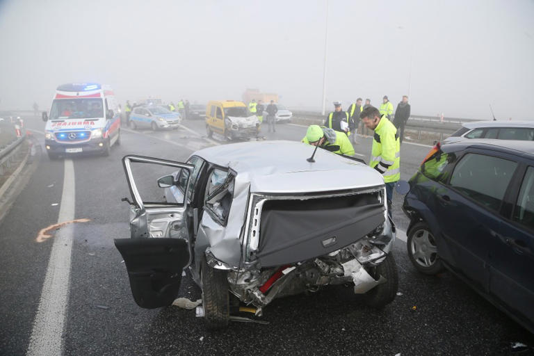 Wypadek na Wschodniej Obwodnicy Wrocławia. Jedna osoba zakleszczona w aucie, duże utrudnienia na ...