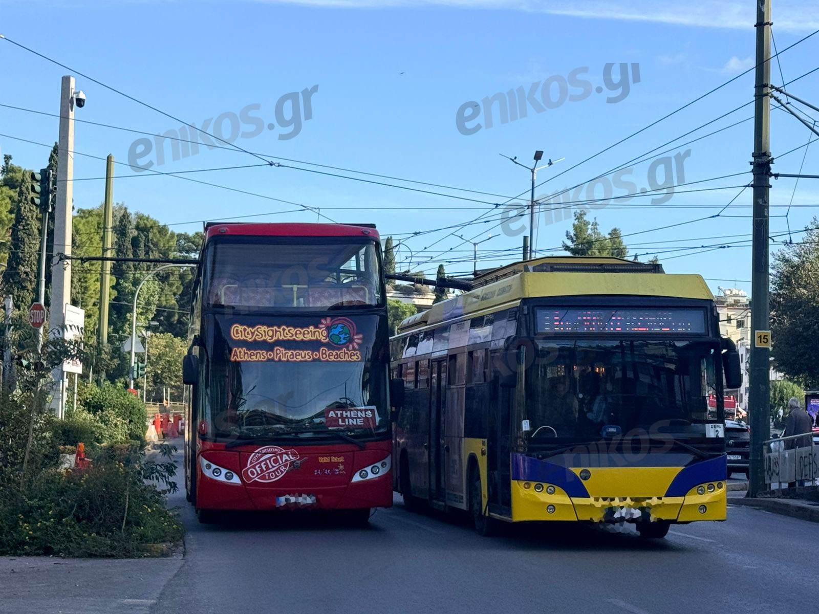 Κεραία τρόλεϊ «σφηνώθηκε» σε τουριστικό λεωφορείο – Δείτε φωτογραφίες