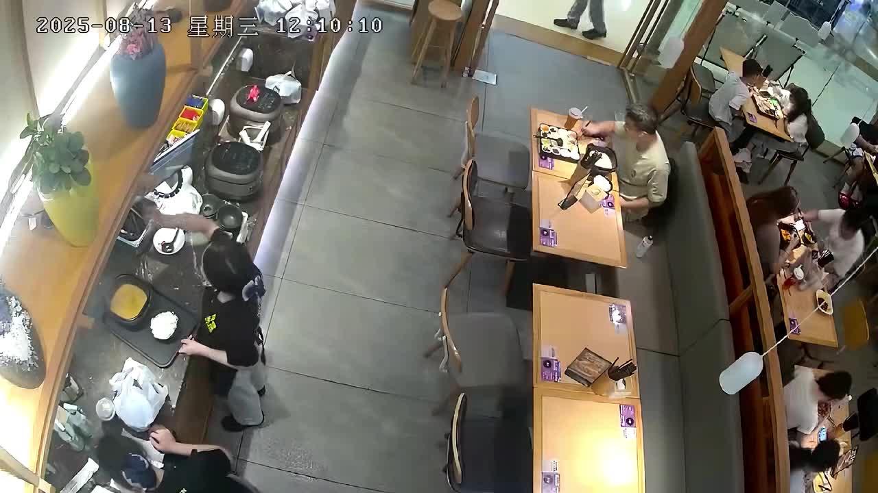 Chinese restaurant waiter drops scalding hot soup onto young boy ...