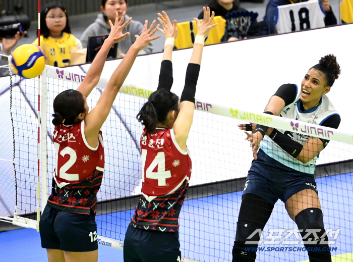 Silva's spike penetrating blocking