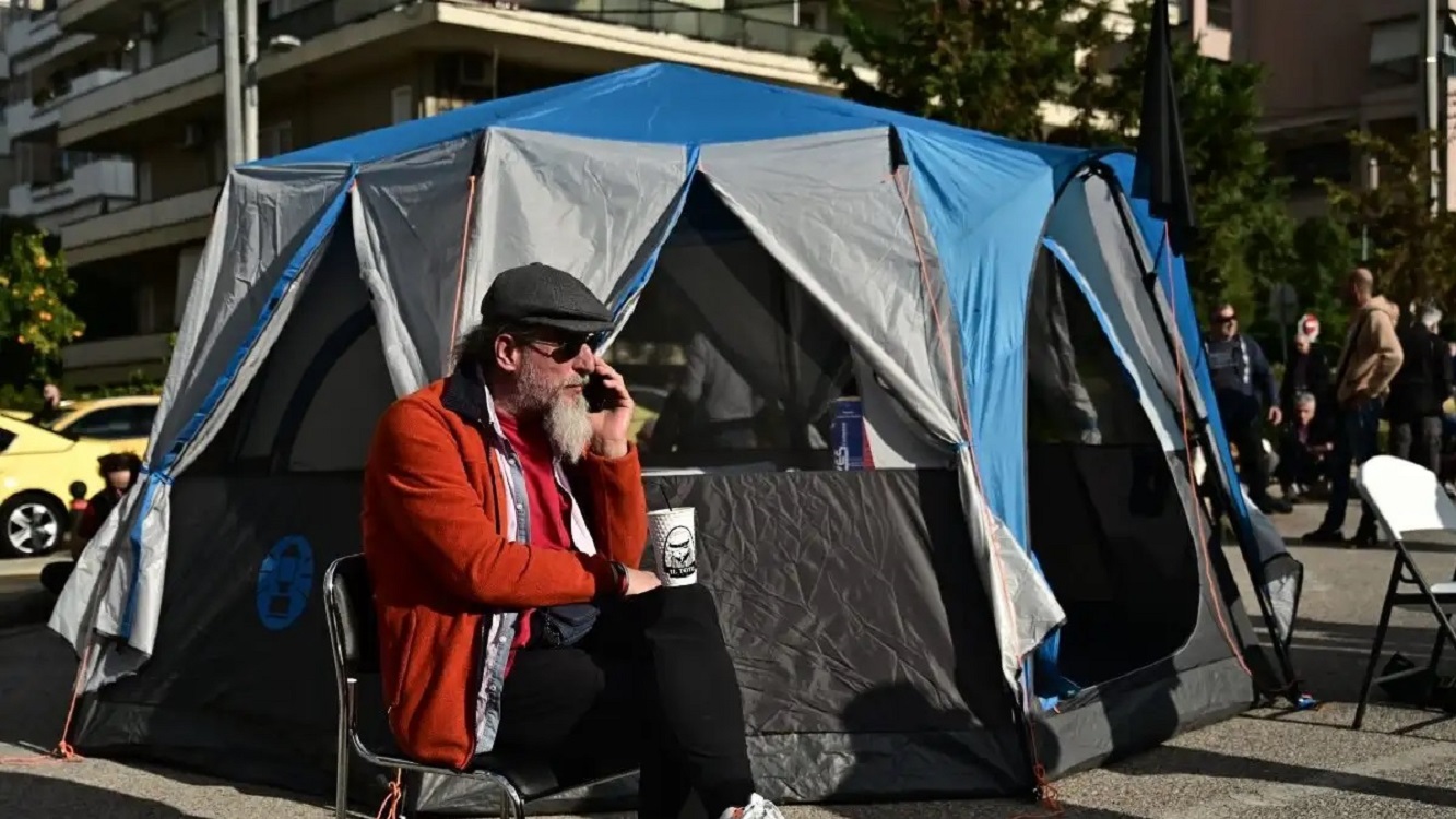 48ωρη απεργία ταξί: Κατασκήνωση έξω από το Υπουργείο Μεταφορών και ...