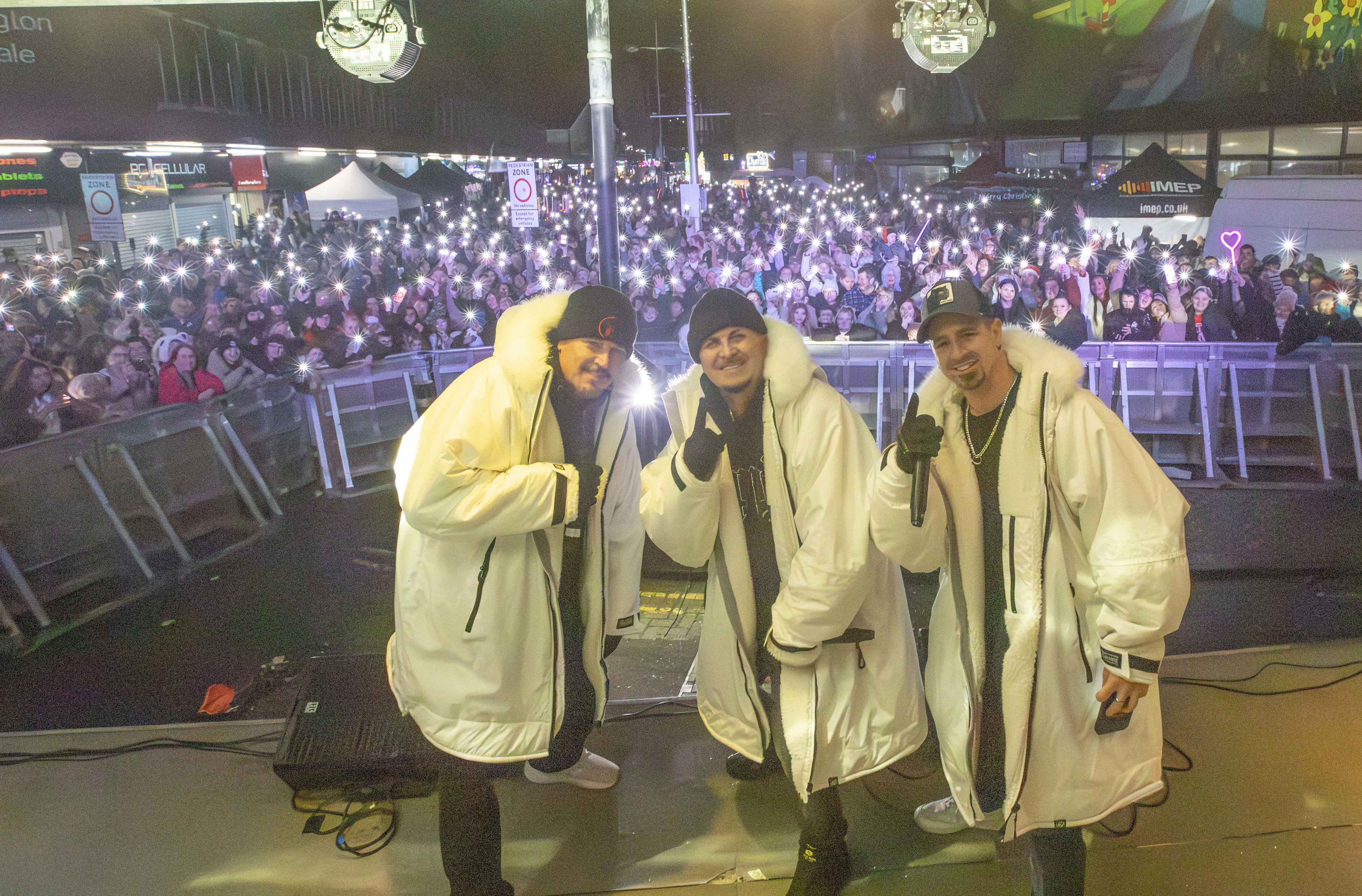 27 pics as thousand welcome Christmas to Accrington with East 17 as ...