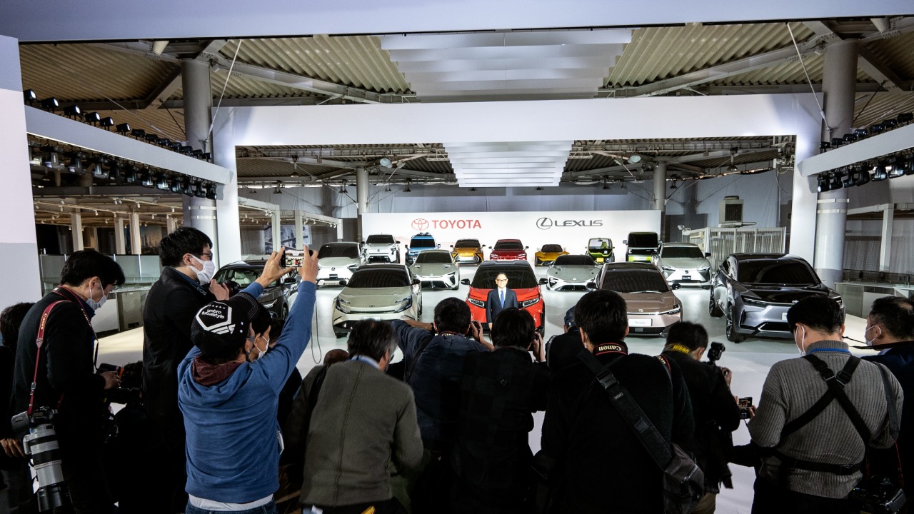 Luxury buyers boost new-car sales, everyone else pulls back