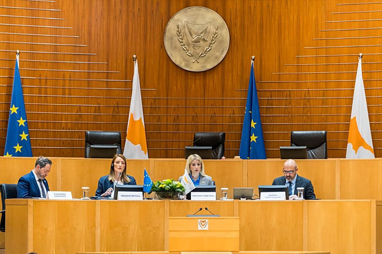 Κύπρος: Η Ρομπέρτα Μέτσολα έστειλε μήνυμα πως η Ευρώπη θα υπερασπιστεί ...