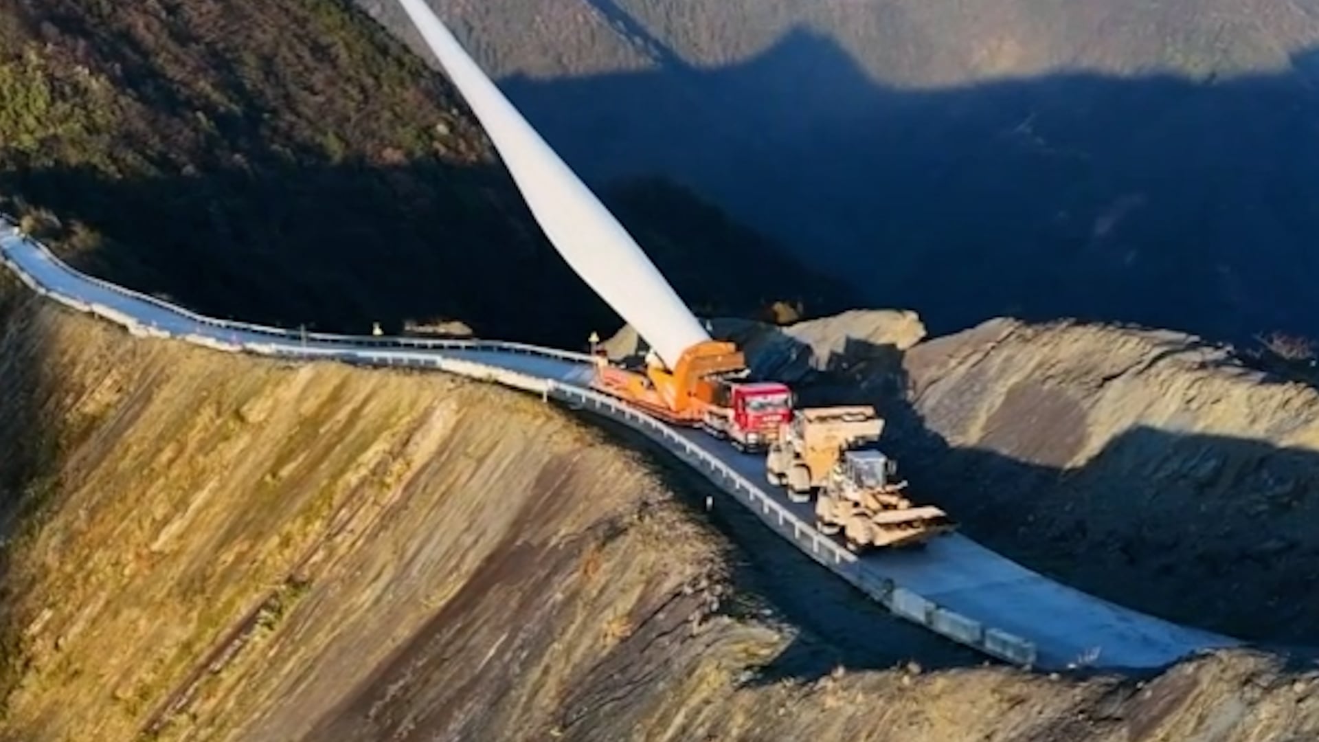 Une pale d’éolienne de 100 mètres transportée au sommet d’une crête ...