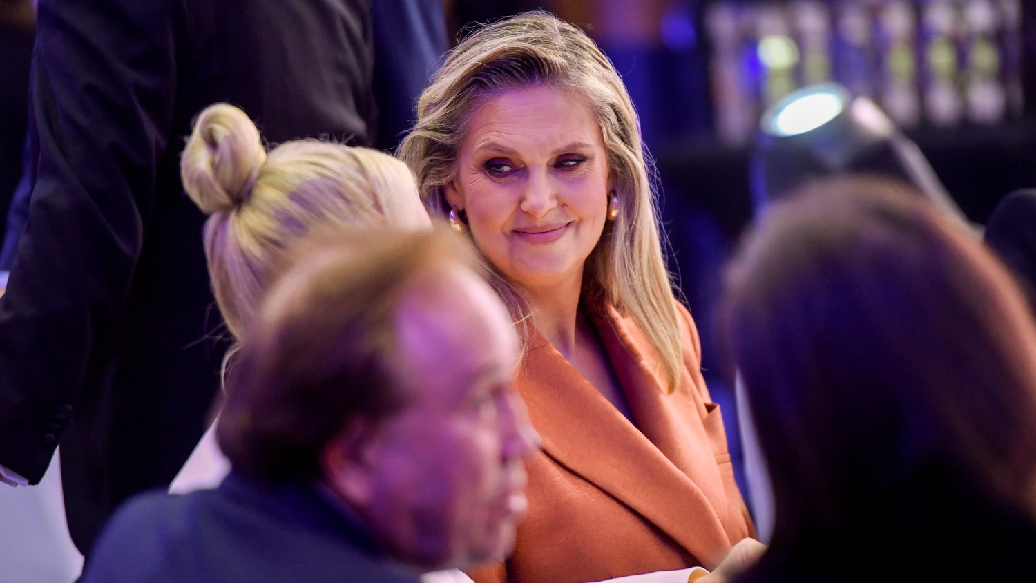 Ewa Wachowicz w nowoczesnej klasyce. Kolor garnituru to hit jesieni