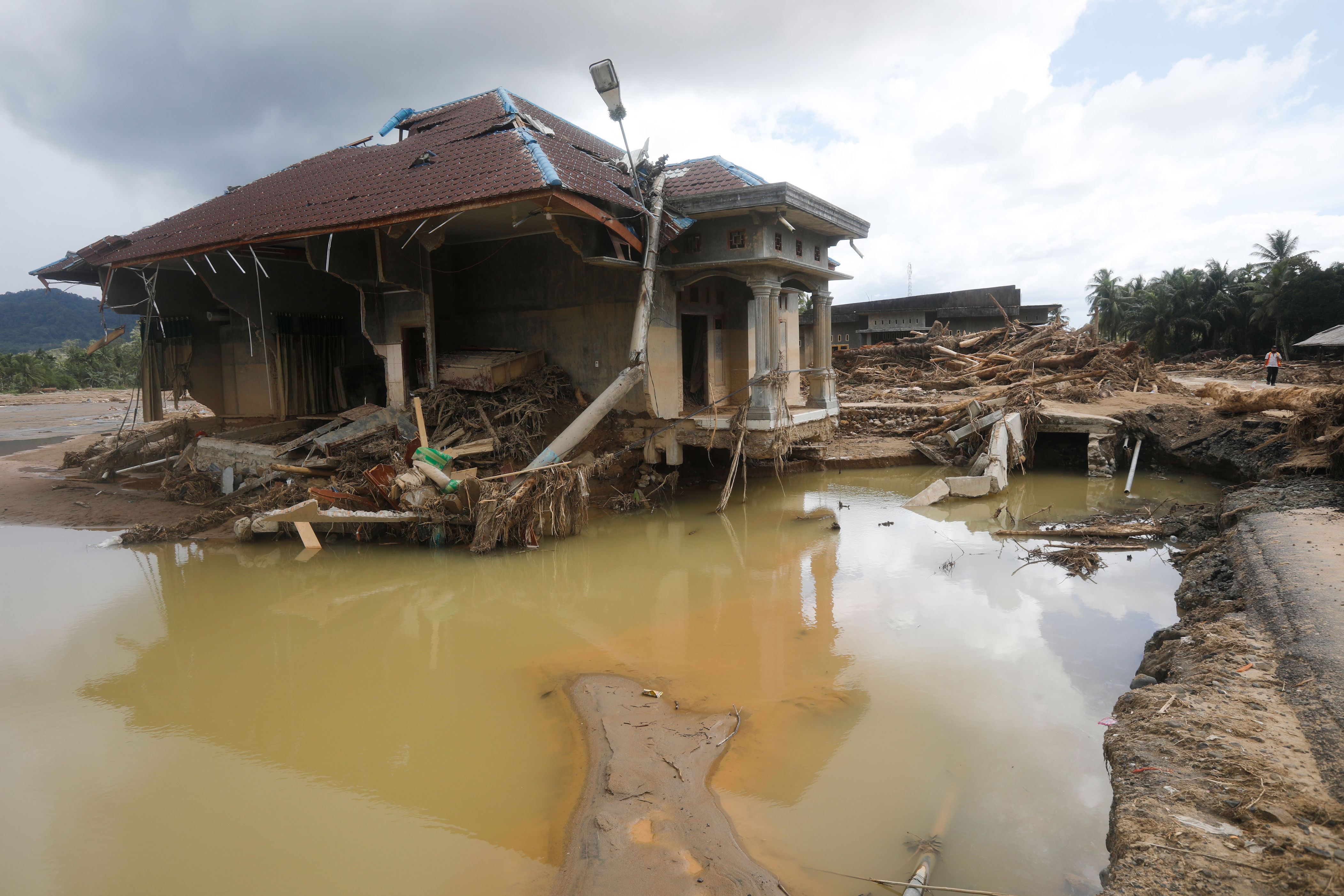 More than 1,300 dead from floods in Indonesia, Sri Lanka and Thailand