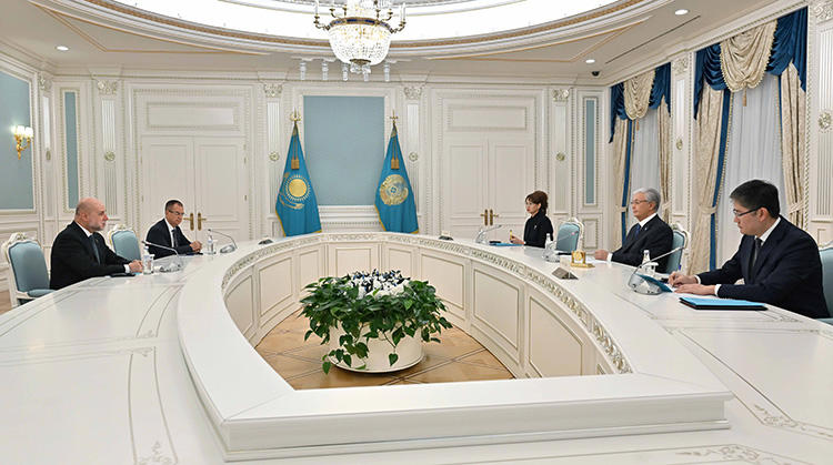 Kazakistan Cumhurbaşkanı Tokayev, Filistin Devlet Başkanı Abbas'ı ...